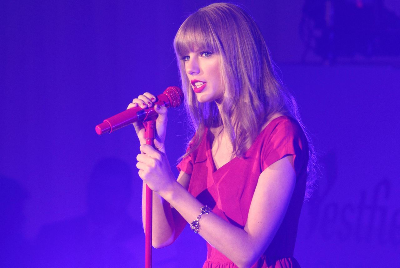 Taylor Swift is Set to Become a Billionaire After Her 'Eras' Tour - Get ...
